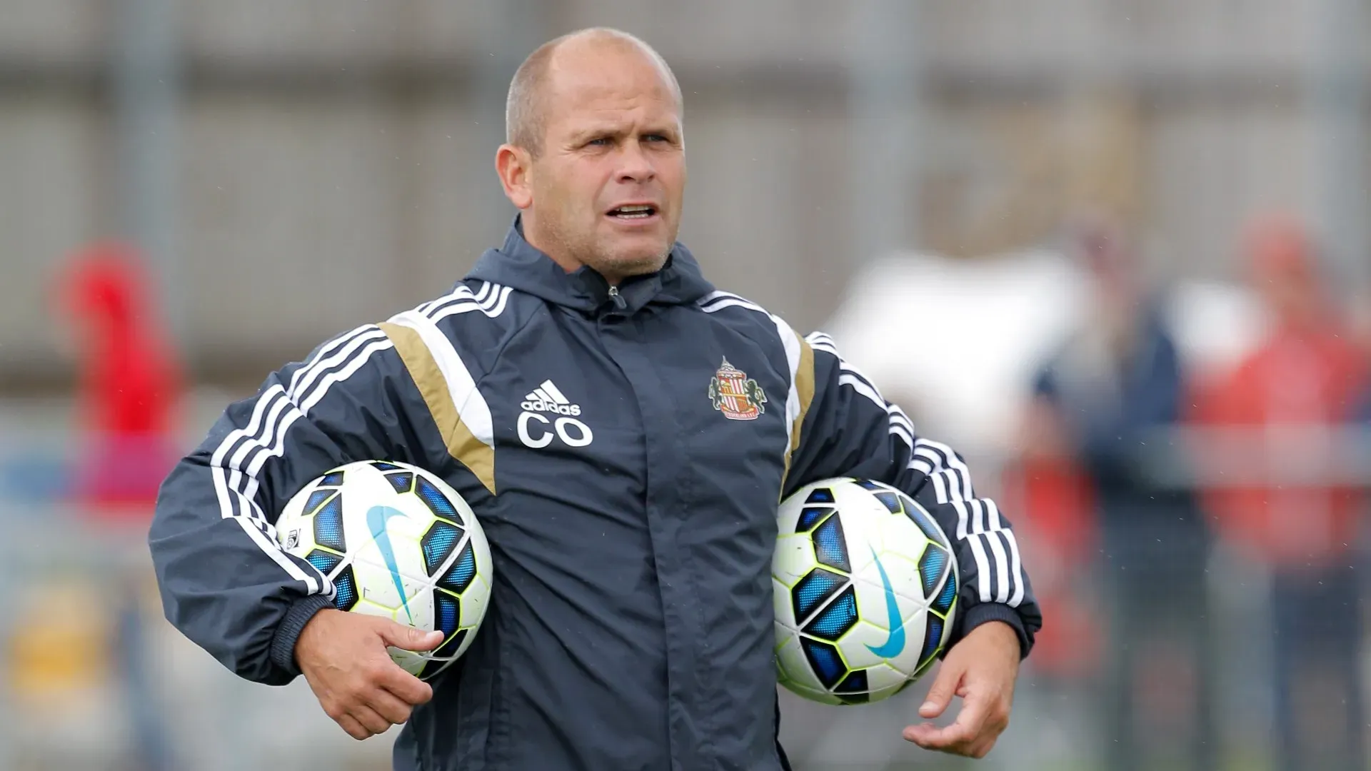 Als naam heeft hij een volledige ploeg: foto's van de trainer met 11 namen