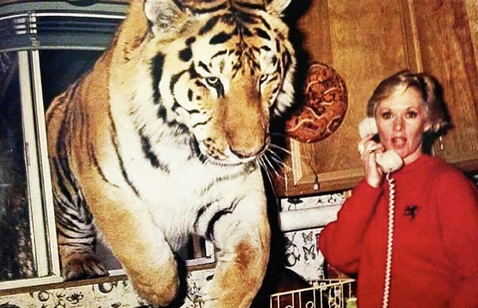 Incredible retro photos reveal famous stars and their pets at home