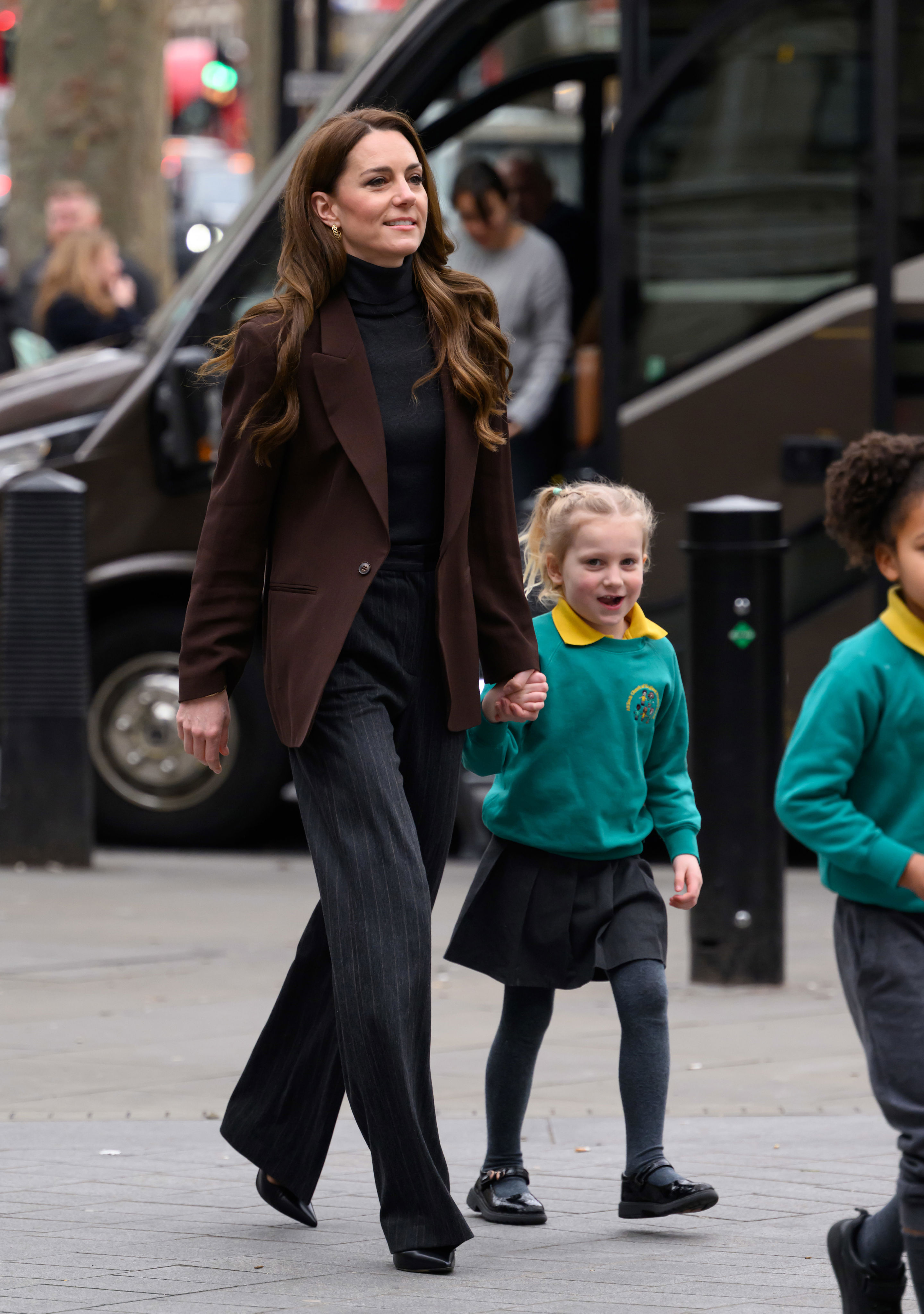 Kate Middleton takes a school bus to art gallery as she adorably joins ...