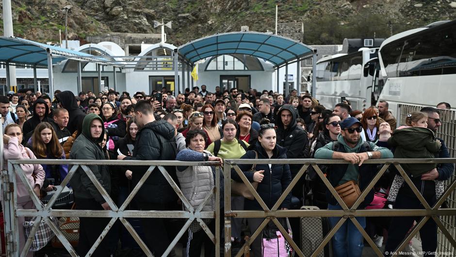 Tausende Menschen fliehen wegen Erdbebenserie von Santorini