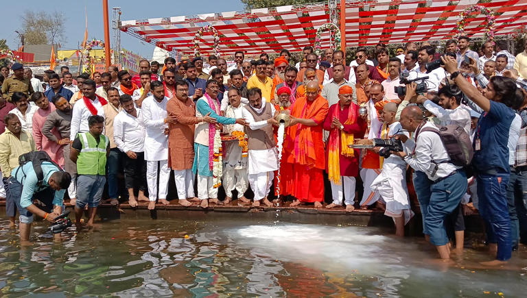 Narmada Jayanti 2025: Devotees Throng Narmada River Across MP; Cabinet ...