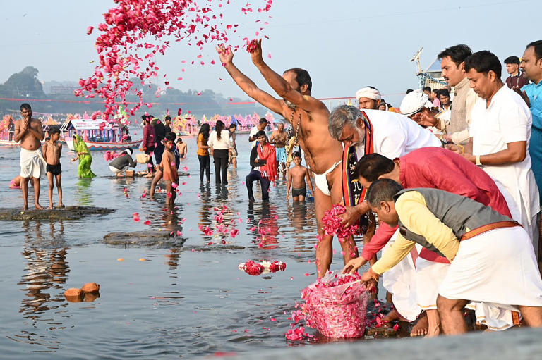 Narmada Jayanti 2025: Devotees Throng Narmada River Across MP; Cabinet ...