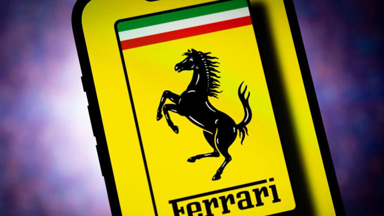 Exor vende il 4% di Ferrari. Elkann pronto per maxi-acquisizione