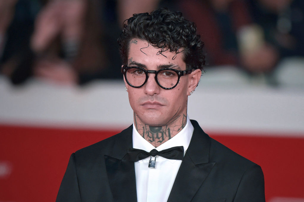 Tony Effe: età, fidanzata, padre, canzoni, concerto di Capodanno e ...