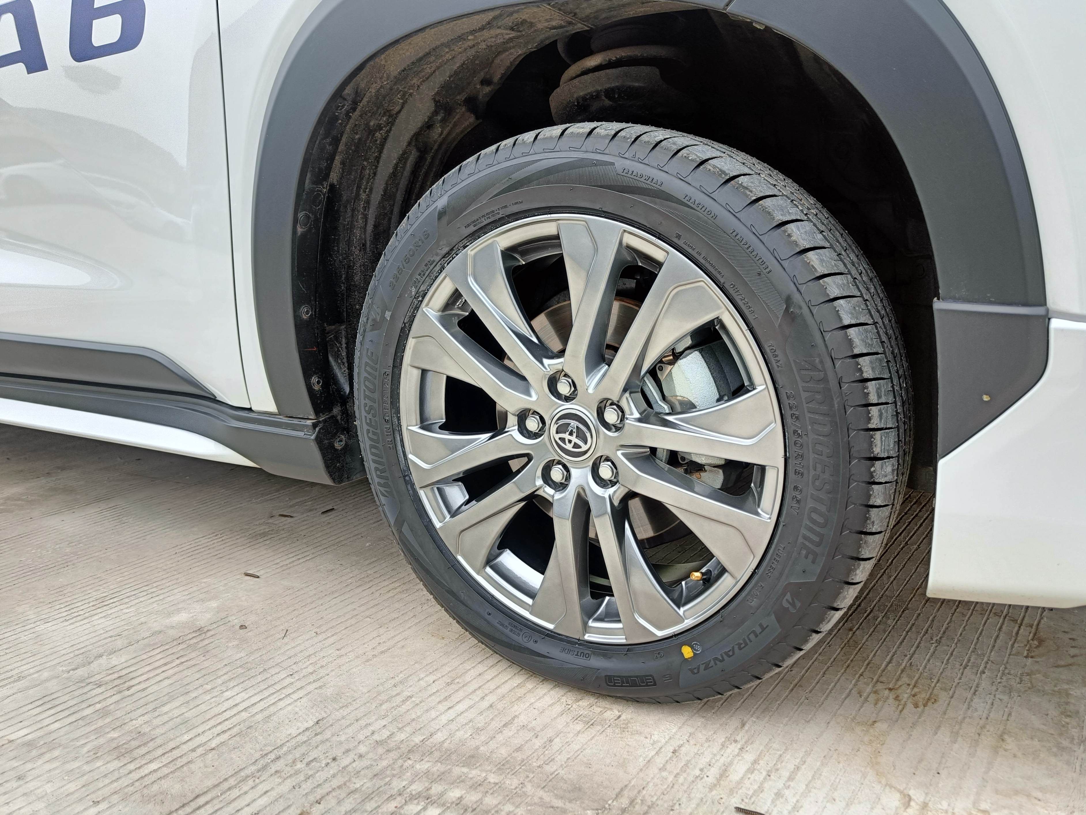 Inilah enam cara mencegah mobil bekas oleng saat ban pecah tiba-tiba