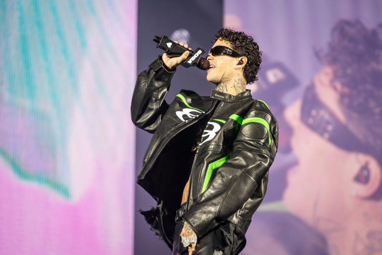 Tony Effe: età, fidanzata, padre, canzoni, concerto di Capodanno e ...