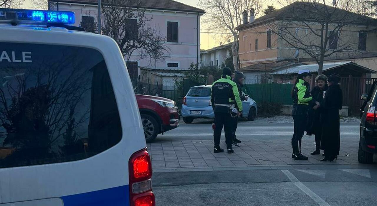 Fano, incidente all'incrocio: Bmw urta una donna in bicicletta. La ...