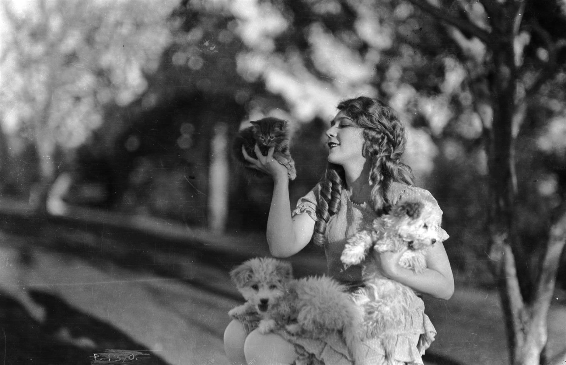 Iconic photos of celebrities and their pets at home through the years