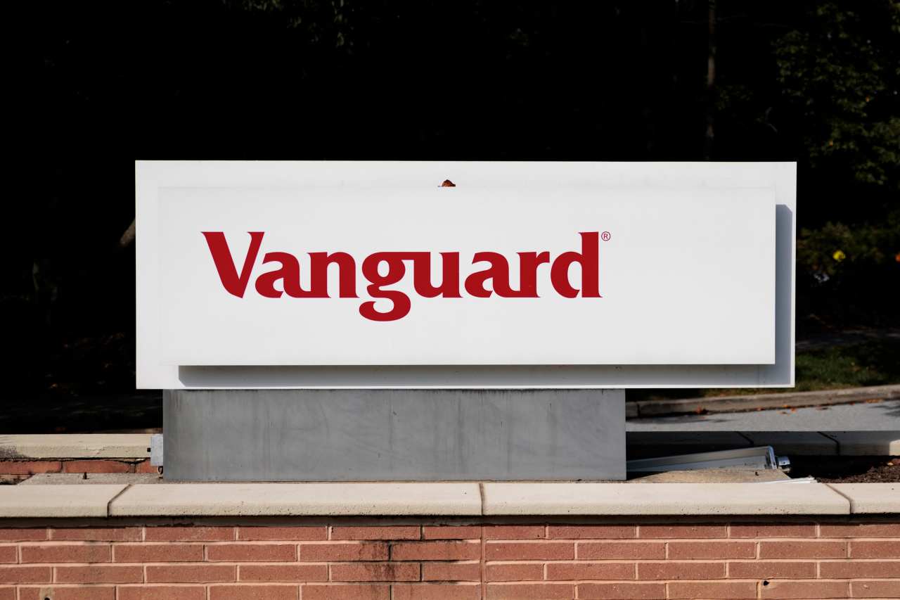 Vanguard Launches New Fee Wars. What It Means for BlackRock, Schwab ...