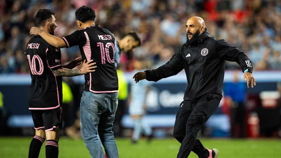 Fan Gets the Better of Lionel Messi's Famous Bodyguard in Panama