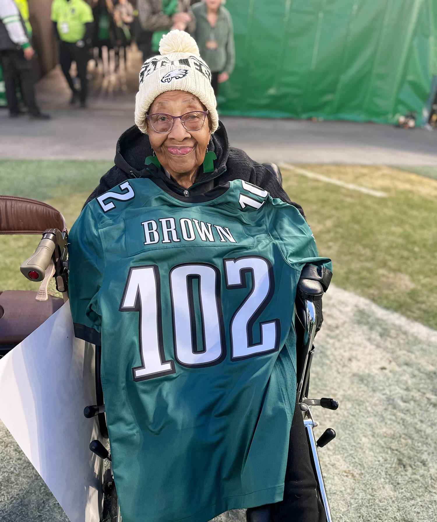 102-year-old Eagles fan who's never missed a game shares her 4 simple ...