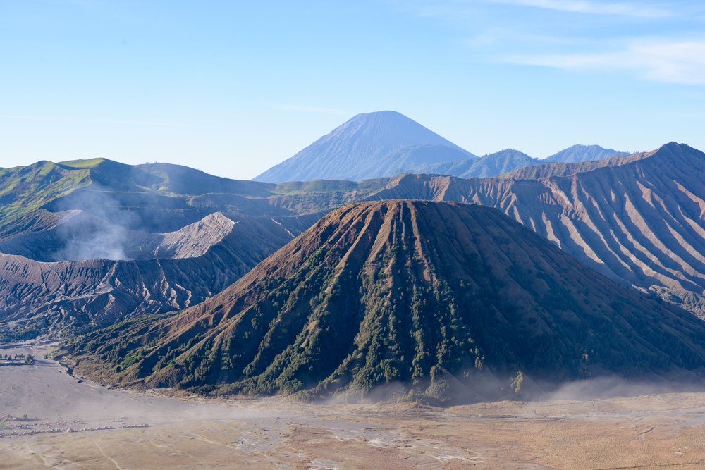 17 Indonesian islands with active volcanoes