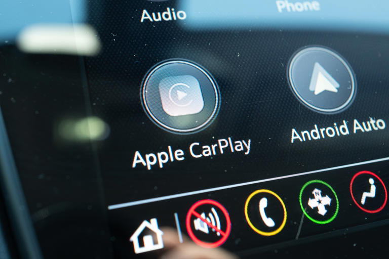 Automakers Battle Apple, Google for In-Car Screen Control