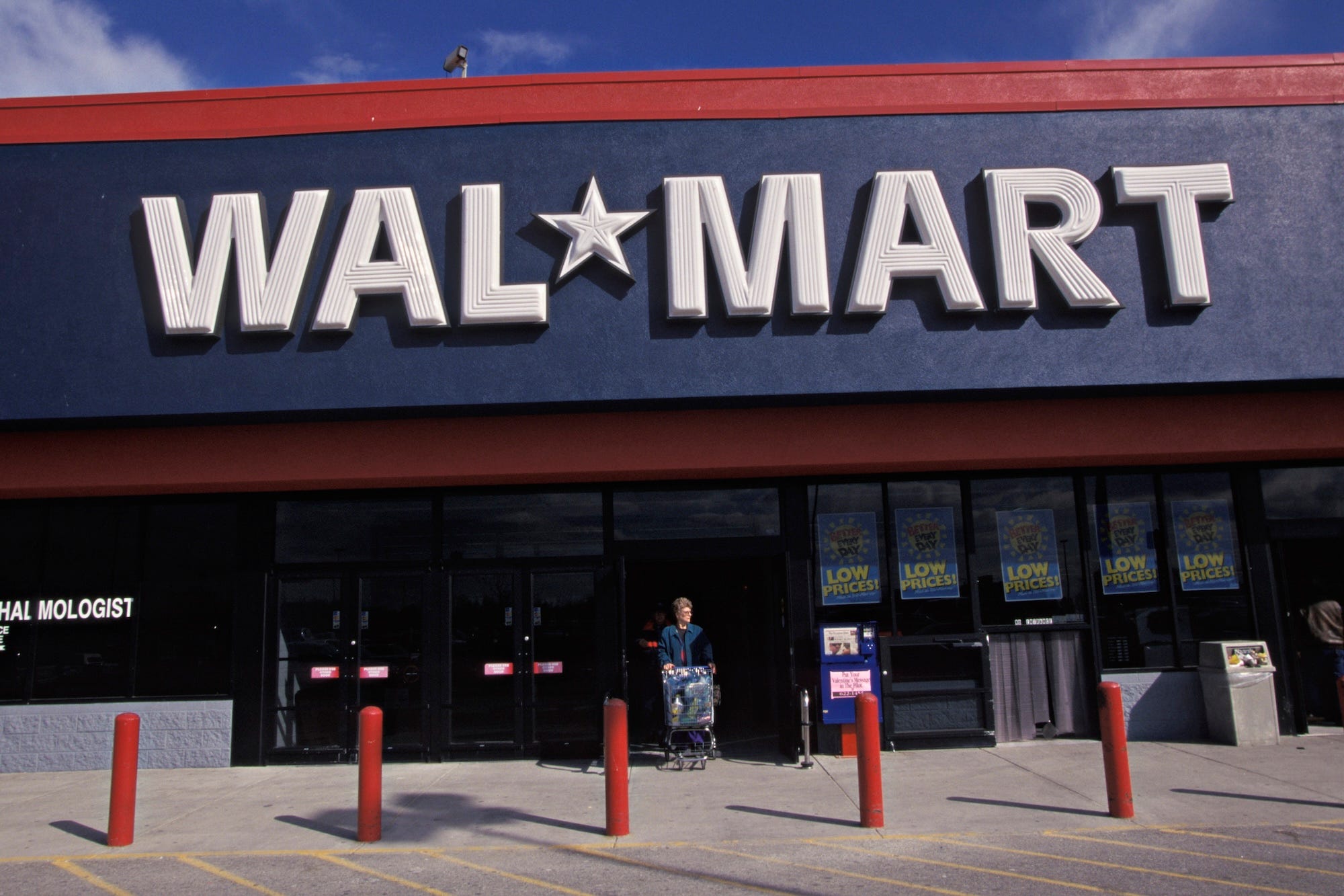 Photos from Walmart's boom in the 1990s show how the retail chain took ...