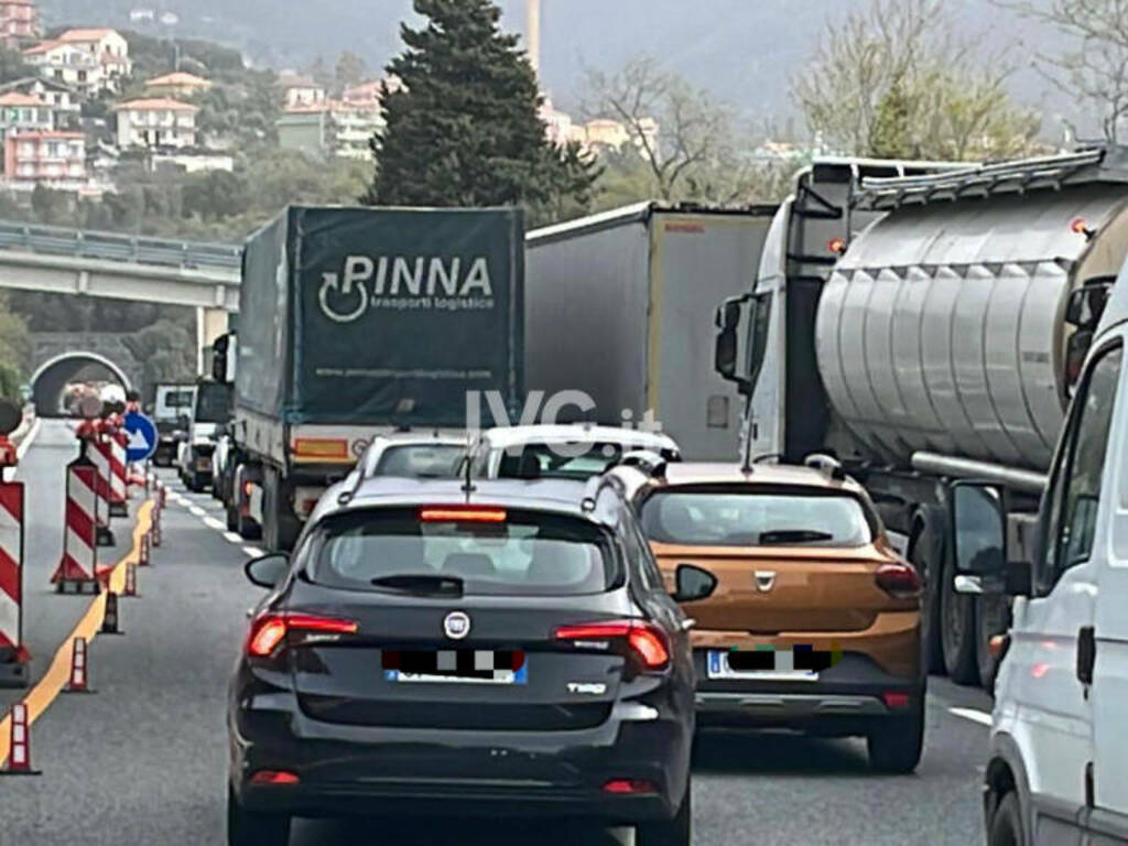 Traffico intenso, A10 in crisi: oltre 15km di code