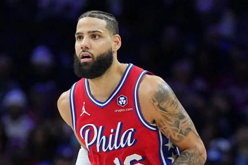 Mavericks e Sixers acertam troca por Caleb Martin