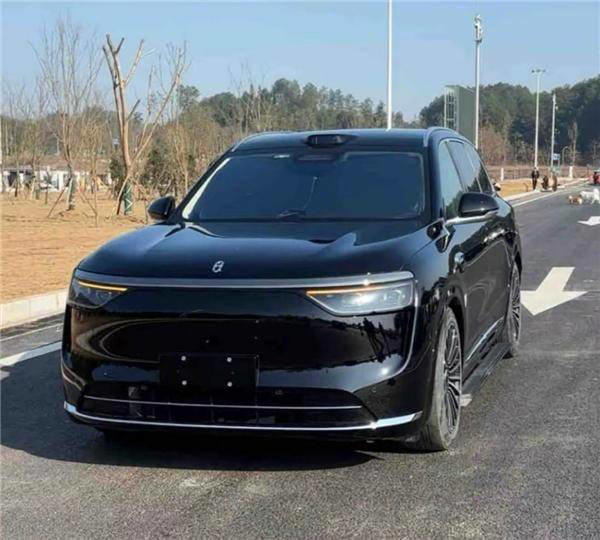 问界M8内饰首曝！三连屏设计升级，能否挑战40万级SUV市场？