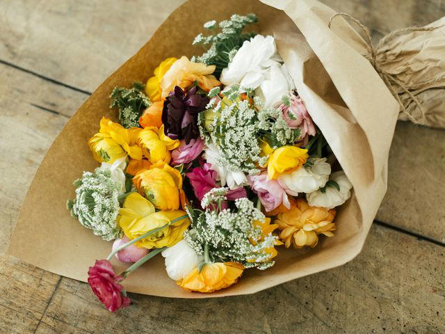 How Long Can Cut Flowers Last Without Being in Water? We Share the Answer