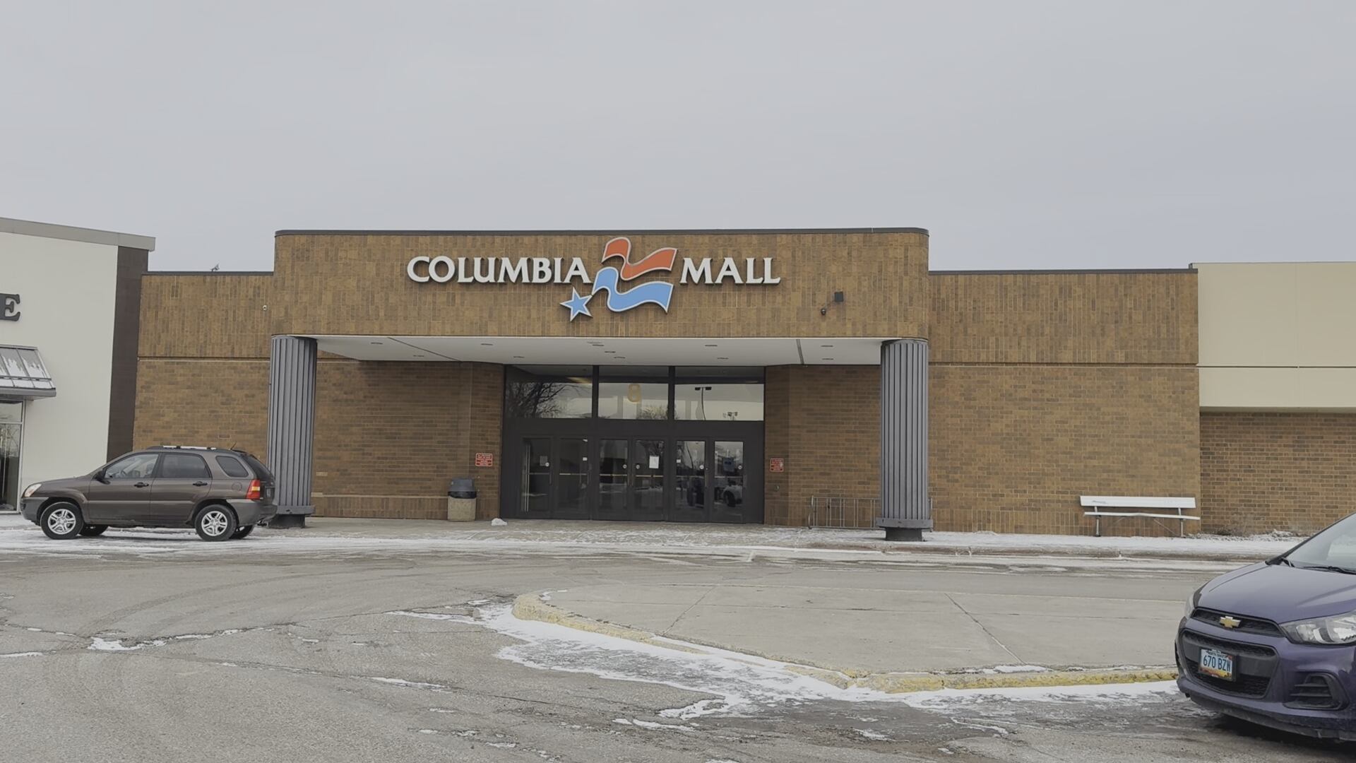 Workers/shoppers question future of Columbia Mall in Grand Forks