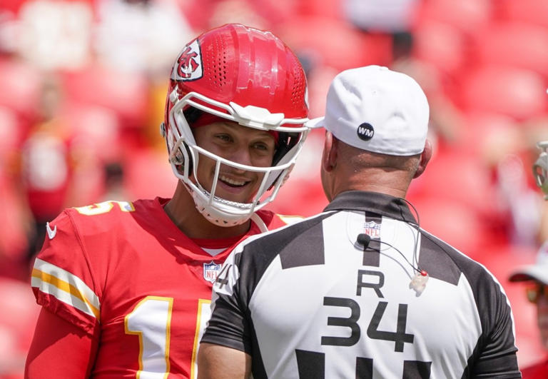 NFL Fans React to Referee Question to Patrick Mahomes Before Super Bowl LIX
