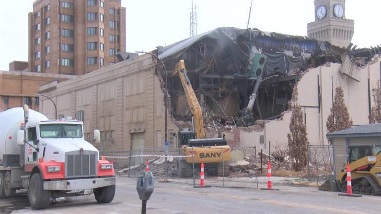 Last wall of former KCAU 9 building being torn down