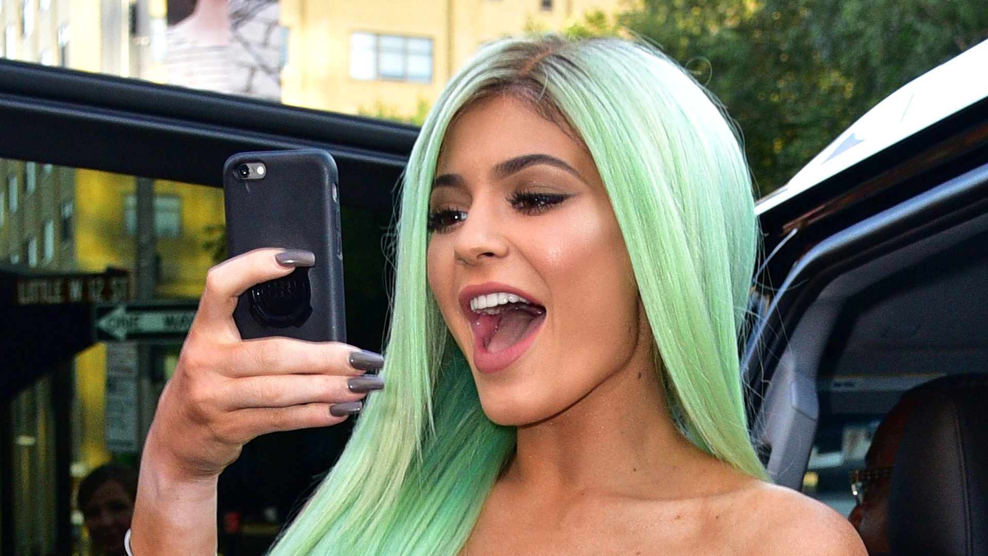 Celebrities who have rocked green hair