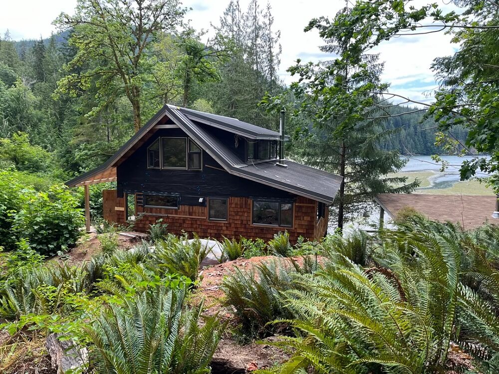 Homeowner shares images of beautiful off-grid cabin in British Columbia ...