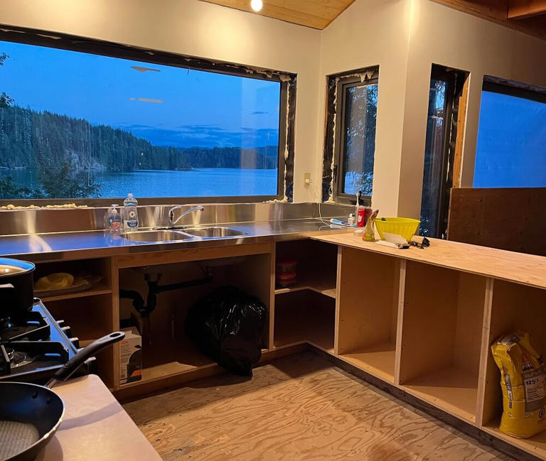 Homeowner shares images of beautiful off-grid cabin in British Columbia ...