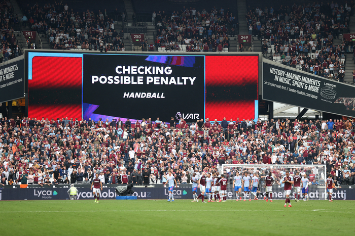 판정이 정확해졌다?···이번 시즌 EPL VAR 오심 13건, 지난 시즌 같은 기간 대비 ‘7건’ 감소