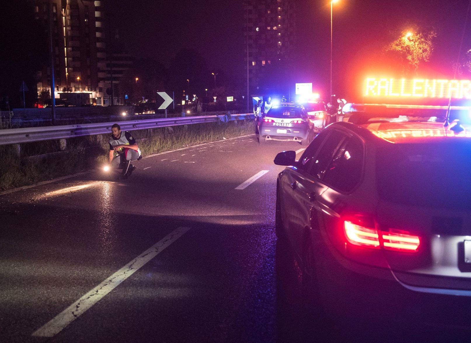 Scende dall’auto per prestare soccorso. Travolto sulla A8