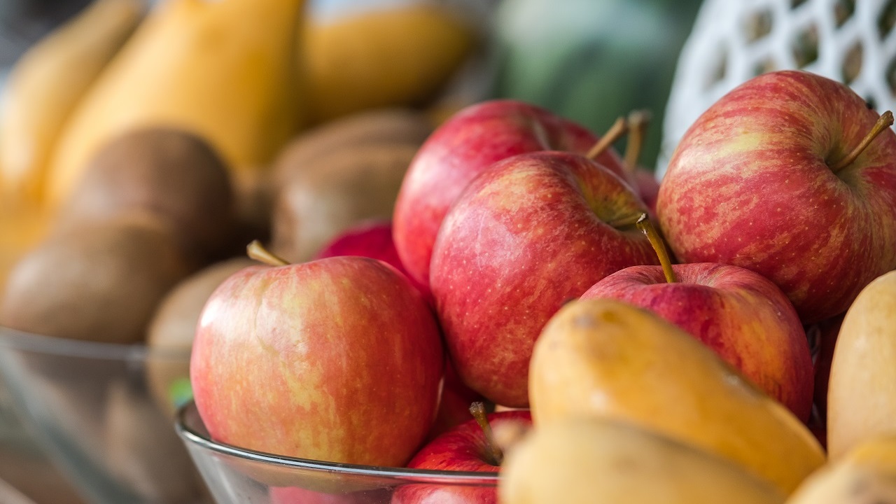 Bourré de pesticides, ce fruit de saison très consommé augmenterait le ...