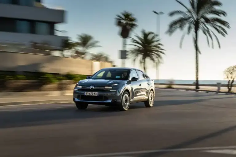 Prova Citroen C4 2025: la berlina per le famiglie. Info, prezzi e come ...