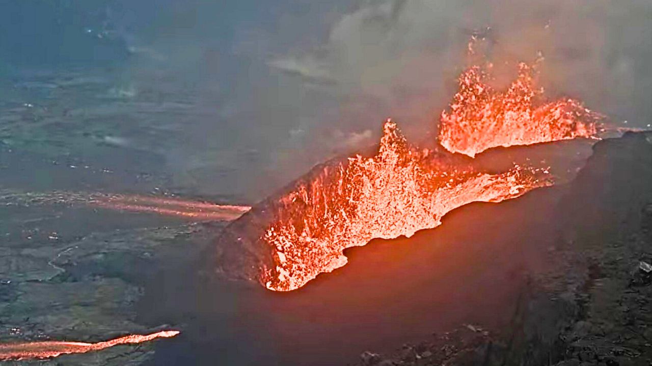 Hawaiian volcano erupts like a scene from Lord of the Rings