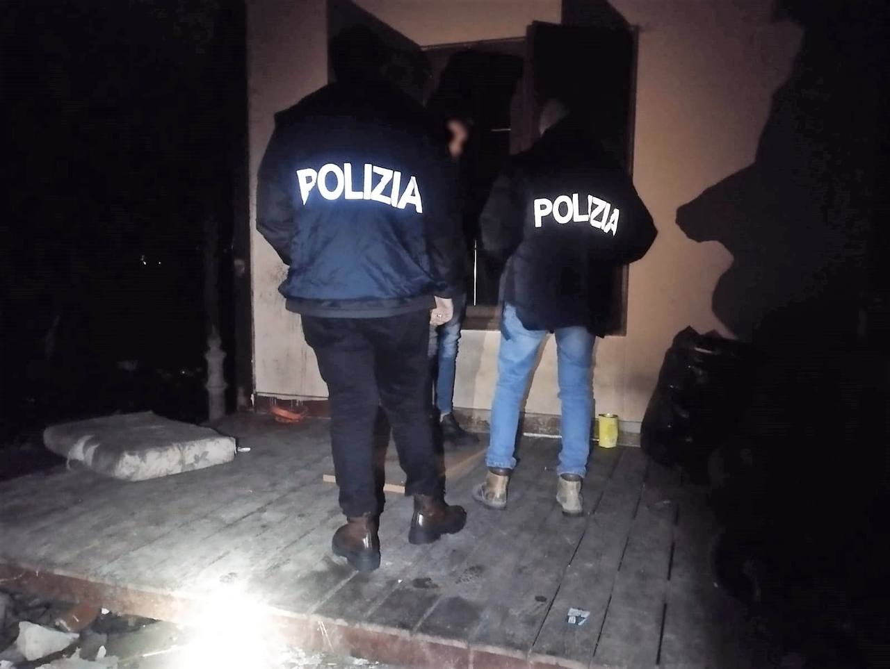 Monza, rogo doloso al chiosco del giardinetto: “Sono stati quattro ...