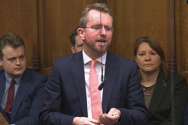 Starmer attacks Farage at PMQs as Labour MPs panic about Reform