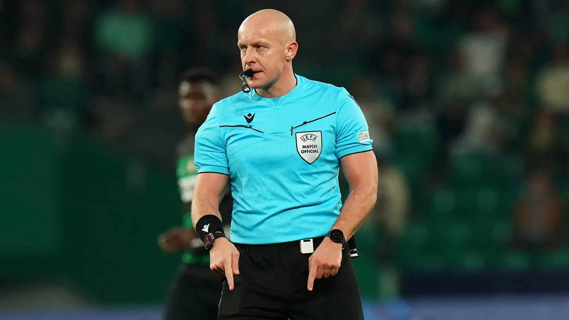 Met deze scheidsrechter kun je beter geen ruzie maken: hij jaagt ...