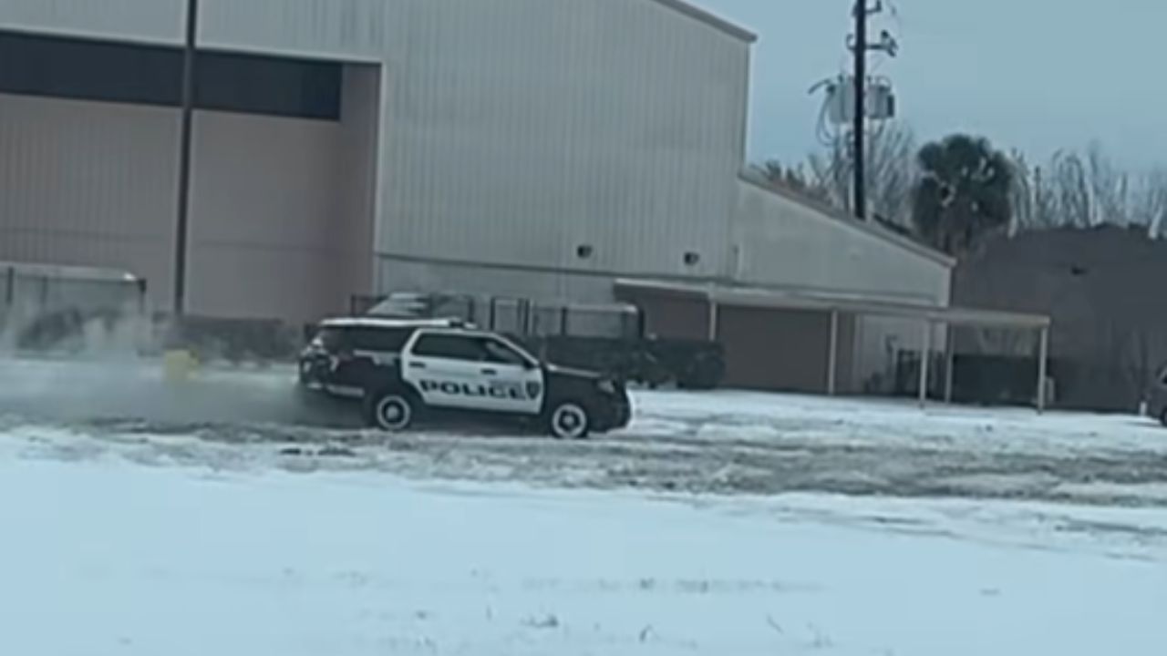 Ein Mann aus Texas filmt Polizisten, die Stunts im Schnee machen, und ...