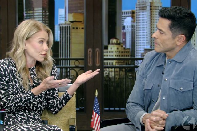 Kelly Ripa breaks down on “Live” after Mark Consuelos reveals death of ...