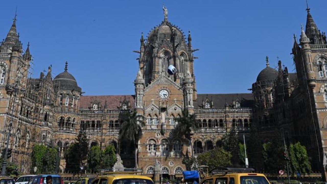 IN PHOTOS Giant balloon comes atop iconic CSMT building as railways ...
