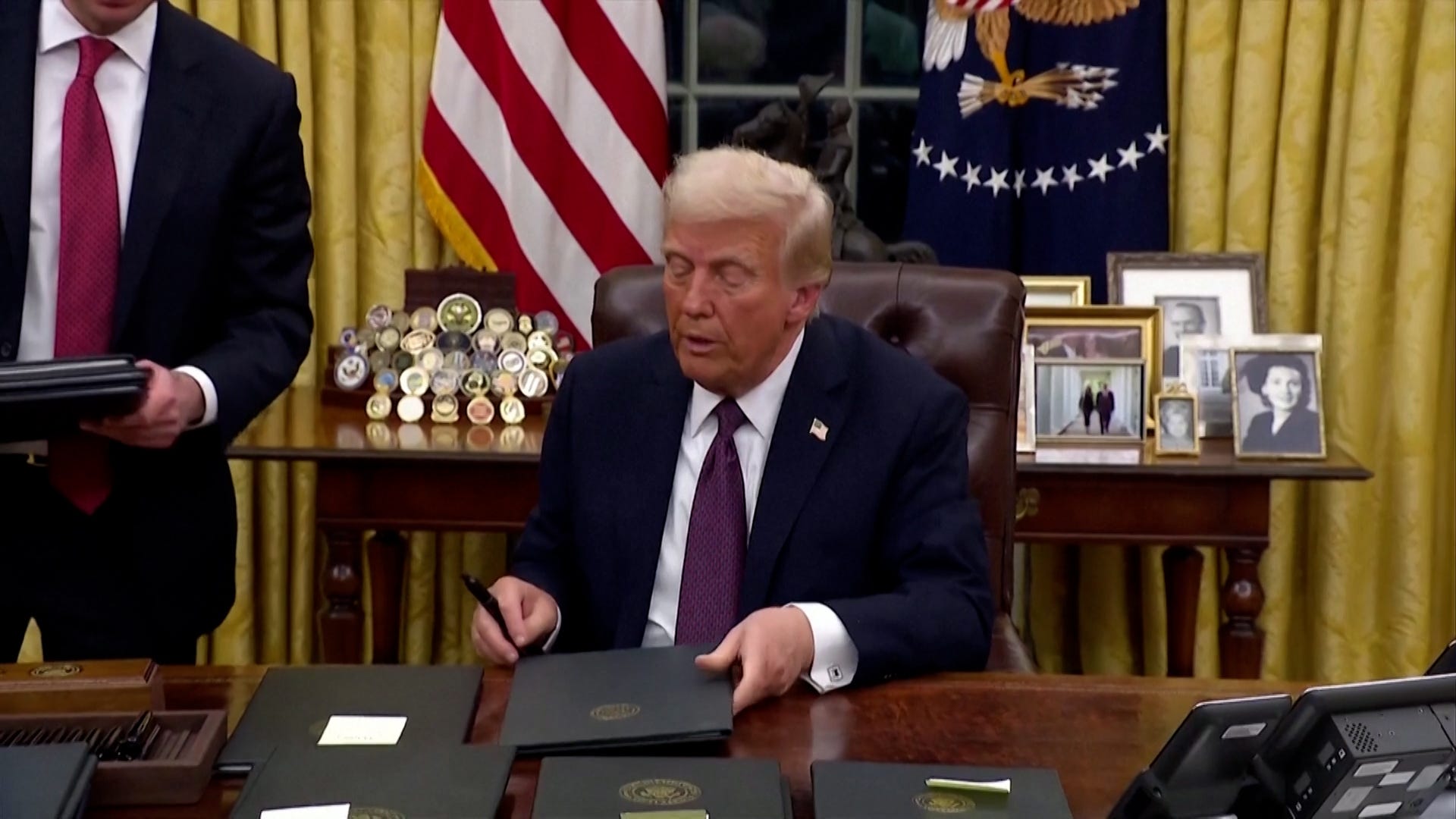 Birthright citizenship is in the U.S. Constitution. Trump can't change ...