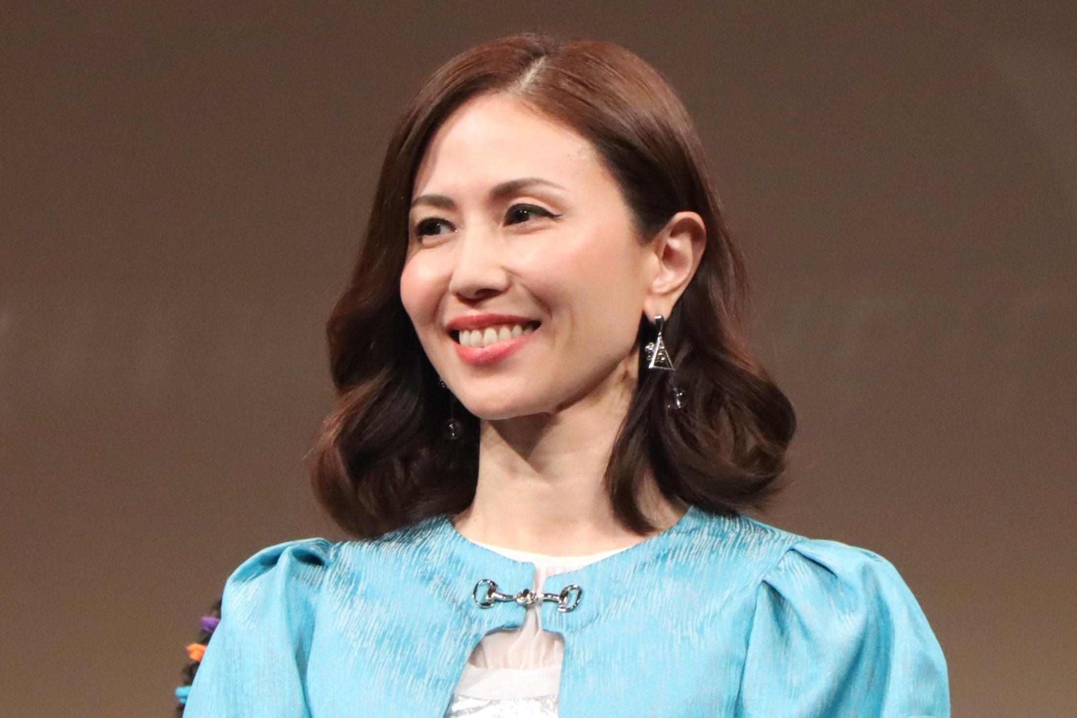 ＜MAX・NANA＞フレアアイテムを重ねて大人可愛く ペプラム×ティアードスカートのレイヤードコーデ