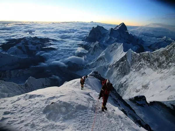 Nepal ends solo expeditions on Mount Everest, other 8000-metre peaks