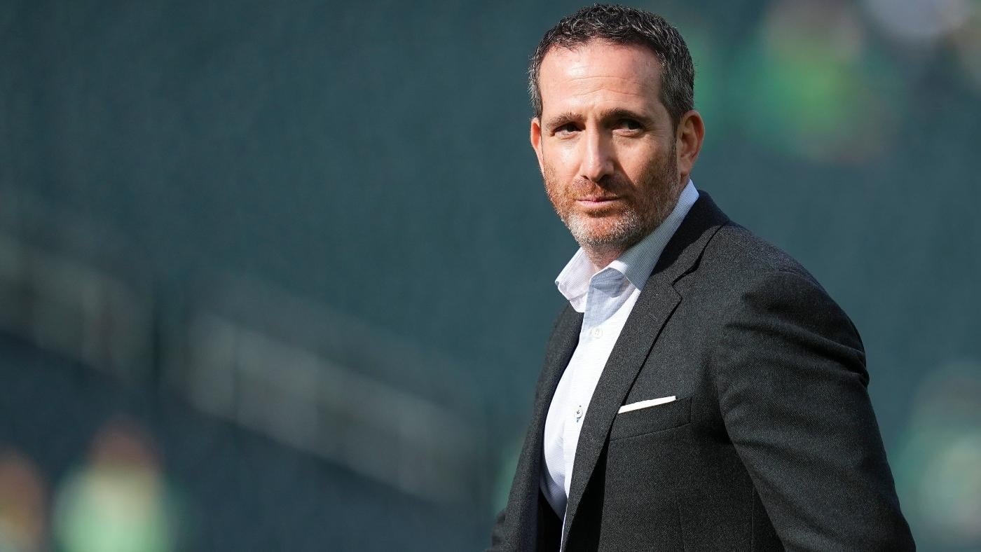 Eagles GM Howie Roseman gets hit in the head with a beer can at Super ...