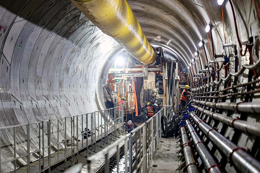 Bên trong đường hầm nơi máy TBM "Thần tốc" đang làm nhiệm vụ