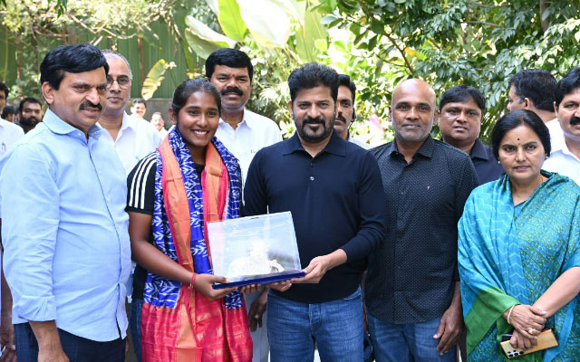 Telangana CM announces cash reward of INR 1 crore for Gongadi Trisha ...