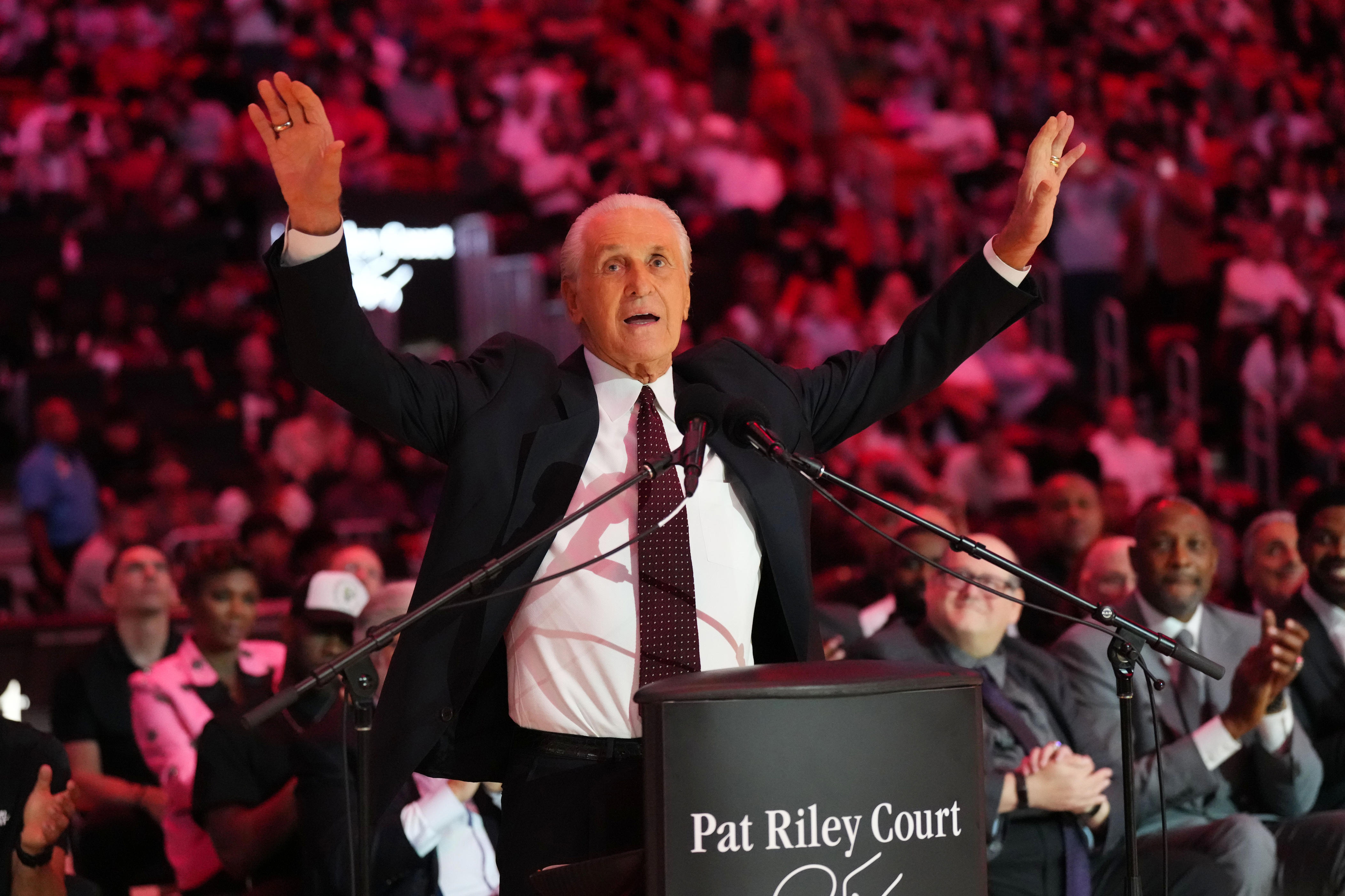 Pat Riley, 'Rupp's Runts' honored during Kentucky basketball game