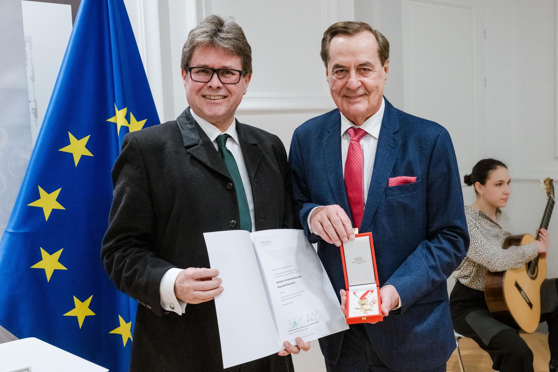 Unternehmer und Honorarkonsul: Rudi Roth in Wien mit dem Goldenen ...