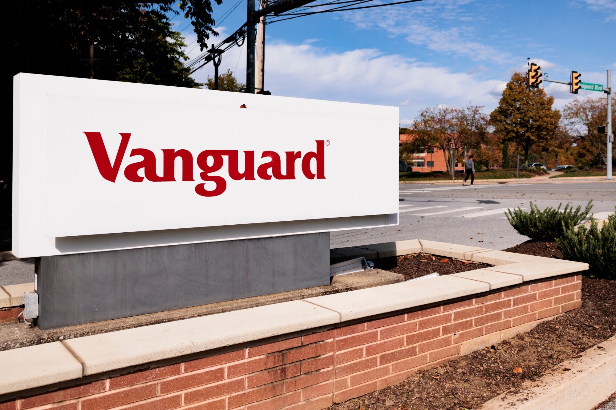 Vanguard’s Record Fee Cut Puts Rivals BlackRock, Invesco in Tough Spot