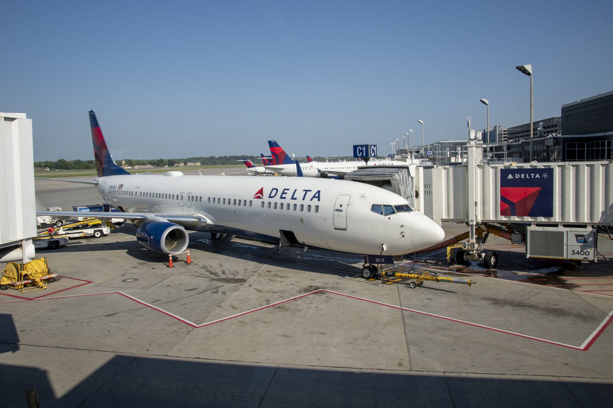 'Mystery Smell' Causes Terrifying Emergency Landing for Delta Flight ...