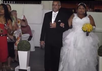 VÍDEO: DJ erra música de entrada da noiva durante casamento e momento ...